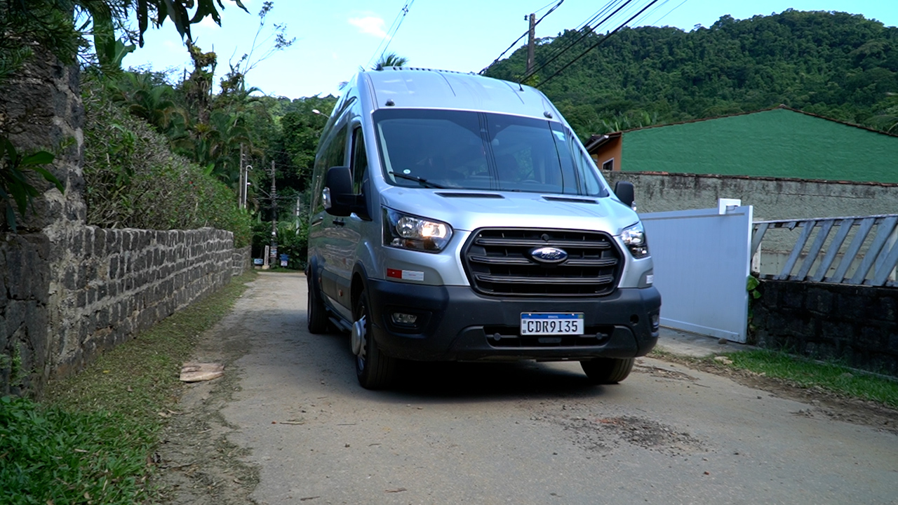 Prefeitura contrata van para ajudar no transporte de moradores da ...